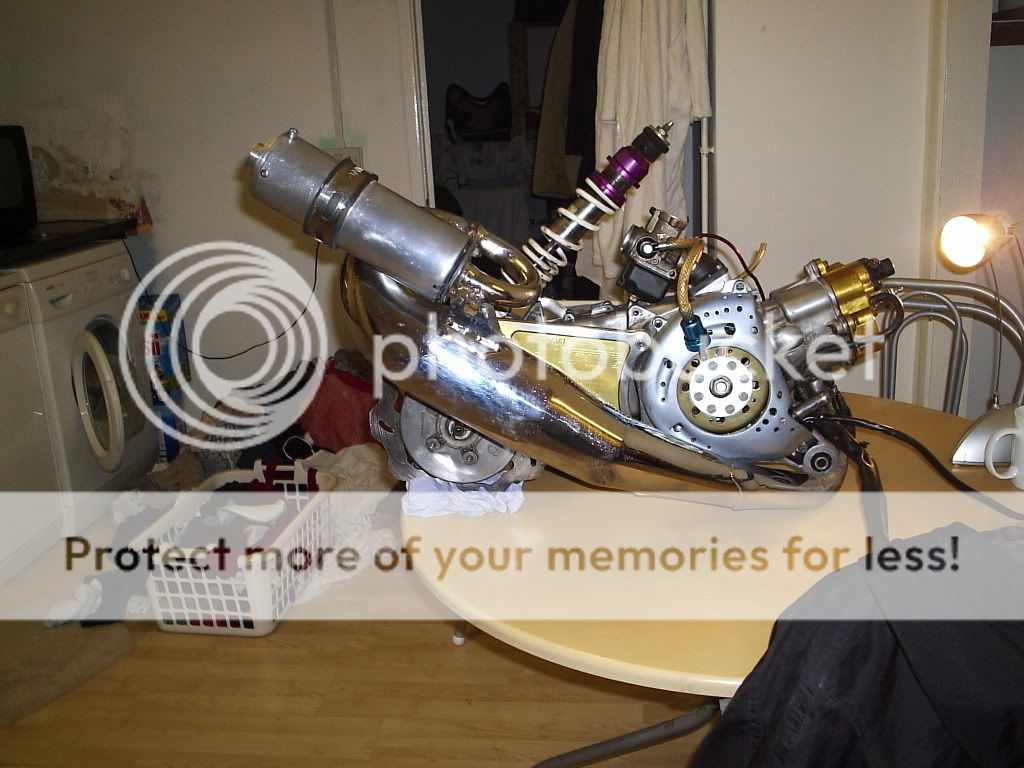 SPLITTING GILERA RUNNER 172 MALOSSI PARTS LOOK | Scooter Shack Scooter ...